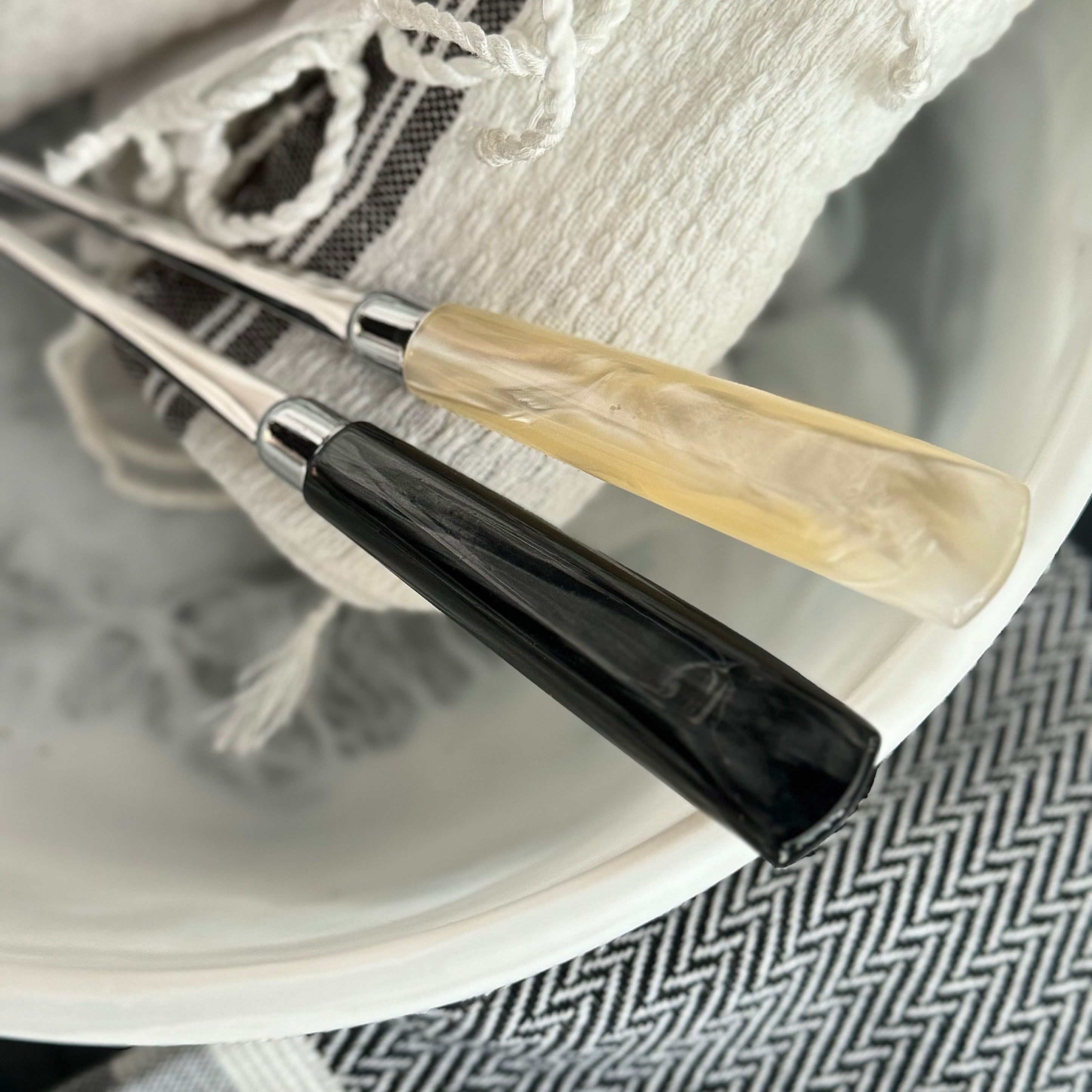 Blue Pheasant Colson Cocktail Spoon Set Black Acrylic – CLAYTON GRAY HOME